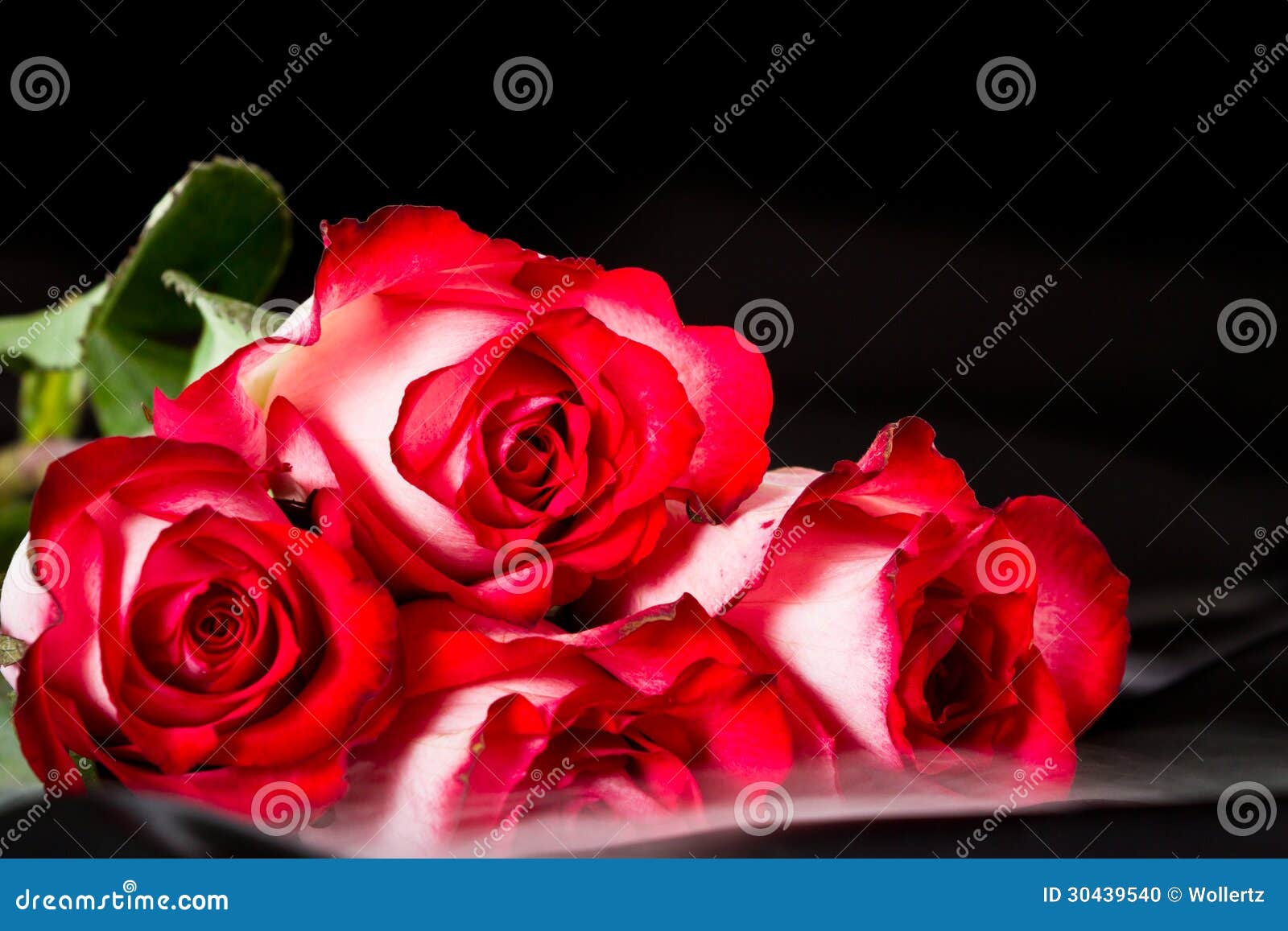 Rode rozen stock foto. Image of achtergrond, groep, nave - 30439540