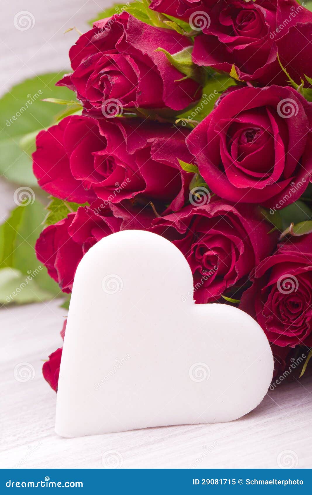 Rode rozen met hart stock afbeelding. Image of certificaat - 29081715