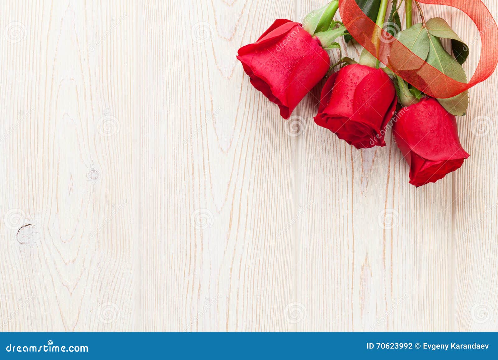 Rode Rozen Over Houten Lijst Stock Foto - Image of hierboven, bloem ...