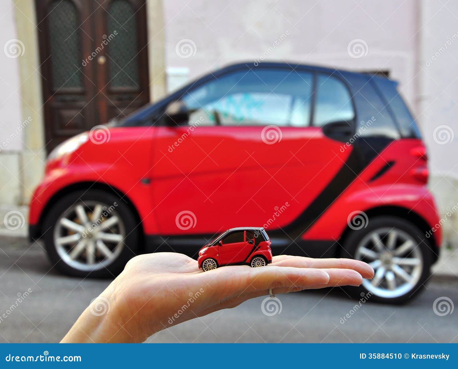 Rode Slimme Auto: Klein Kleiner Redactionele Afbeelding - Image of vorm ...