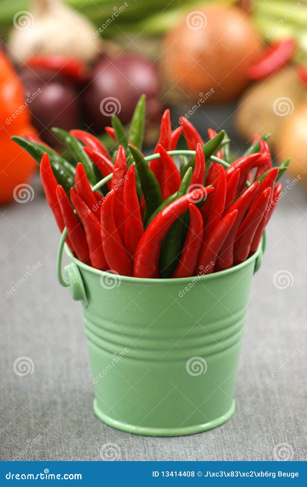 Rode Spaanse Peper in Kleine Emmer Stock Foto - Image of smakelijk ...