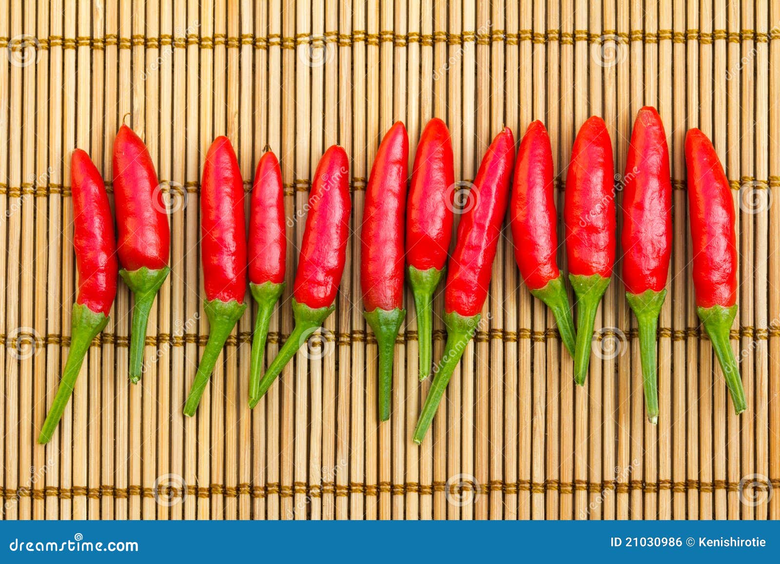 Rode Spaanse pepers stock foto. Image of cayennepeper - 21030986