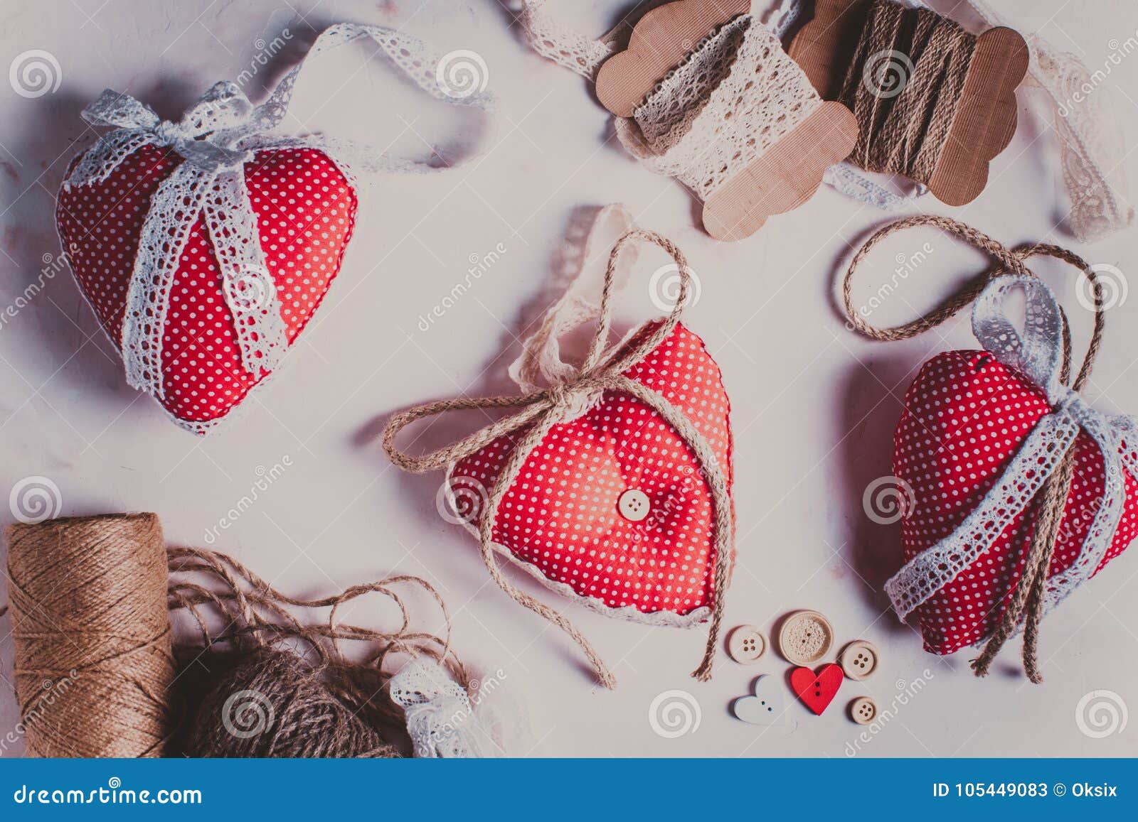 Rode stip textielharten stock afbeelding. Image of bijtend - 105449083