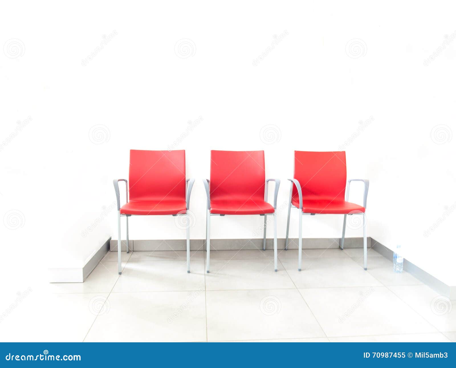 Rode stoel drie op een rij stock afbeelding. Image of bouw - 70987455
