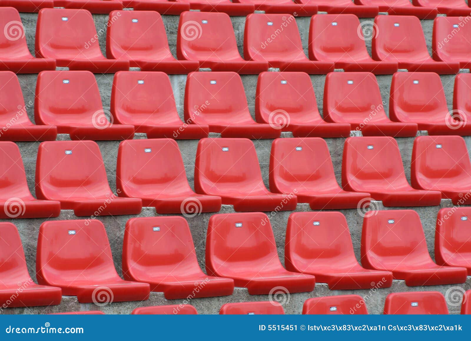 Rode stoelen stock afbeelding. Image of serie, leeg, vermaak - 5515451
