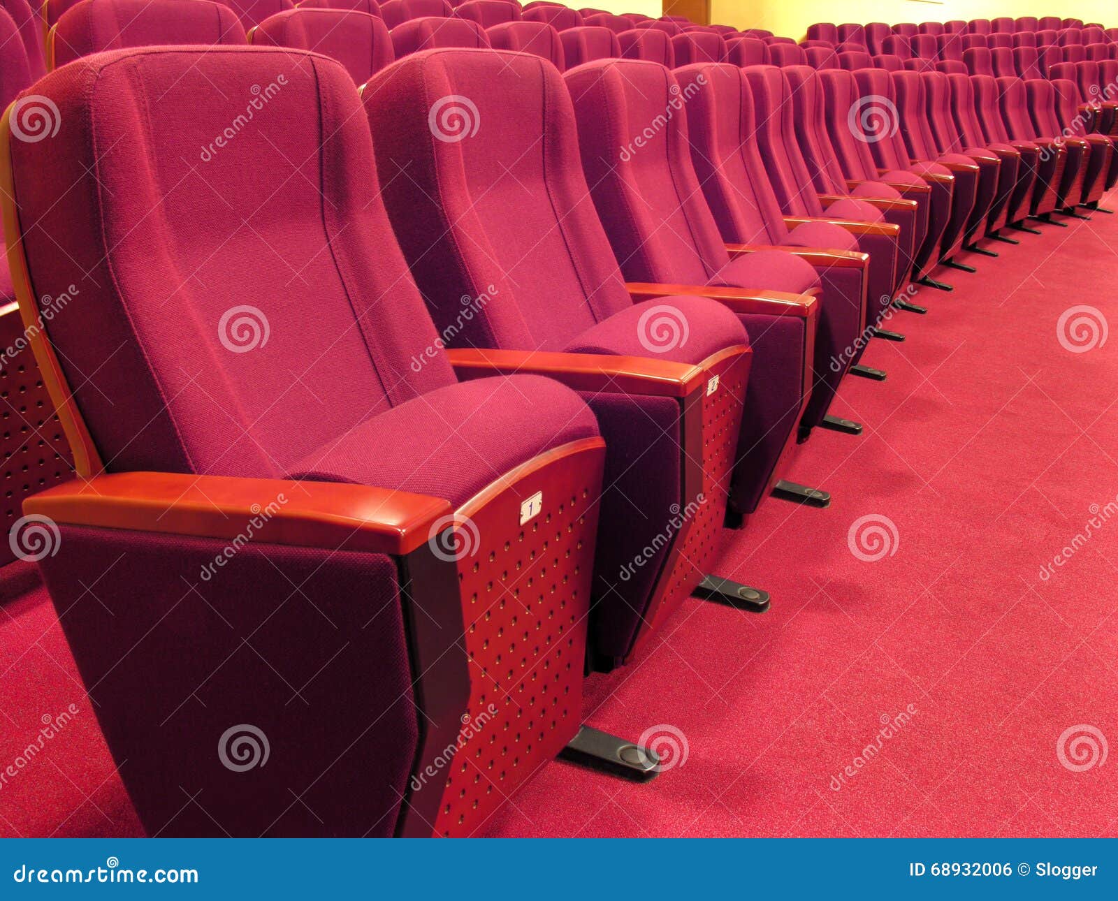 Rode Stoelen stock foto. Image of cultuur, binnen, zaal - 68932006