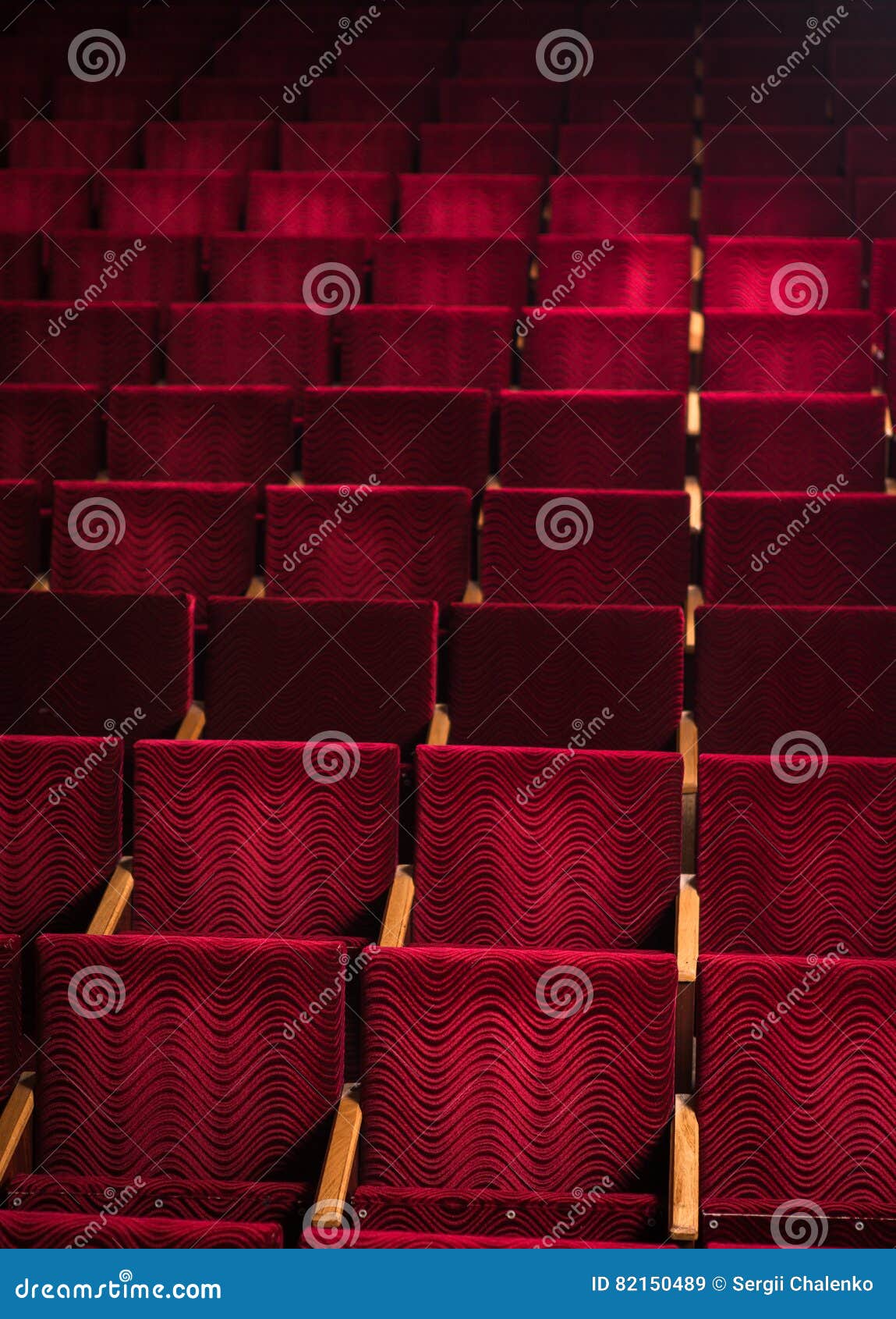 Rode Stoelen in Het Theater Stock Afbeelding - Image of architectuur ...