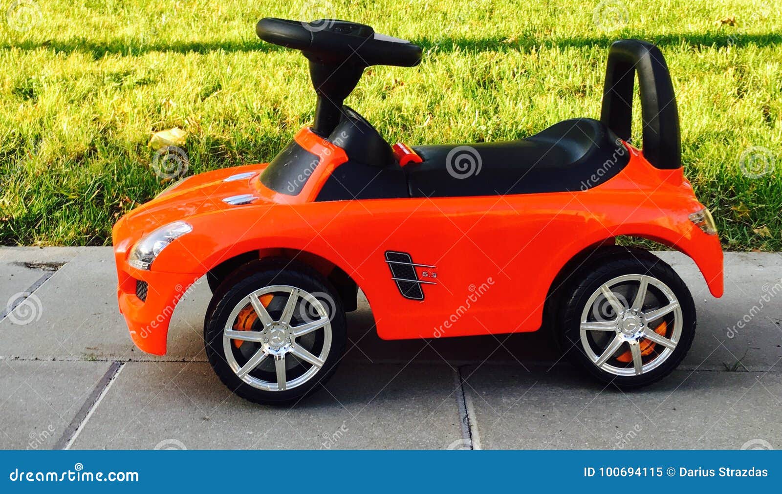 Rode stuk speelgoed auto stock afbeelding. Image of auto - 100694115