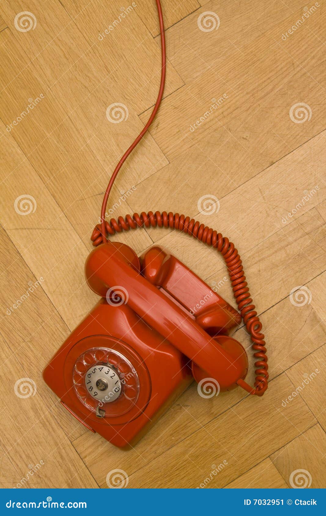 Rode telefoon stock afbeelding. Image of nostalgie, wijzerplaat - 7032951