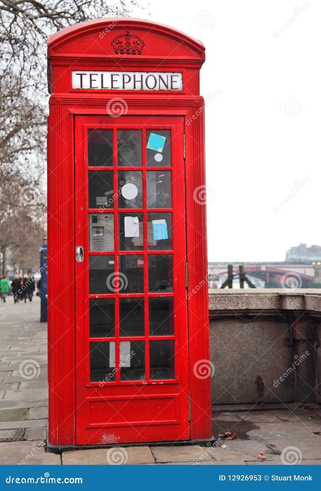Rode Telefooncel Londen stock afbeelding. Image of stickers - 12926953
