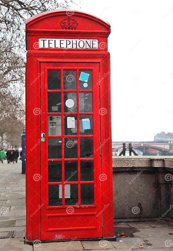Rode Telefooncel Londen stock afbeelding. Image of stickers - 12926953