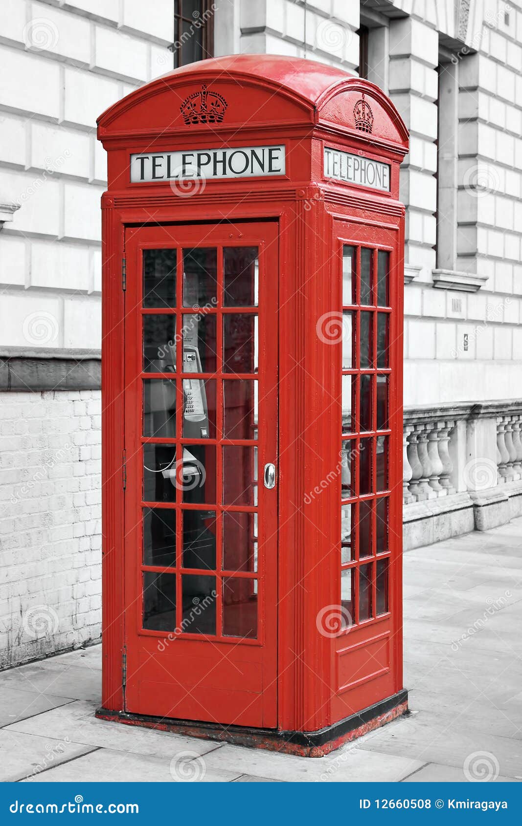 Rode Telefooncel in Londen, Engeland Stock Foto - Image of engeland ...