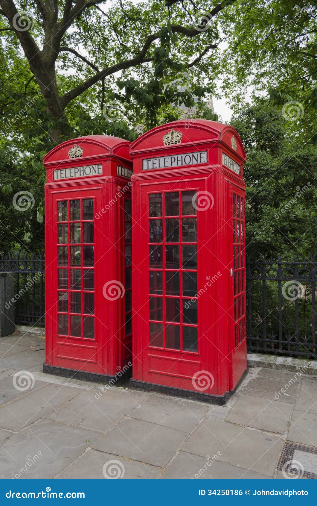 2 rode telefooncellen stock foto. Image of bestrating - 34250186