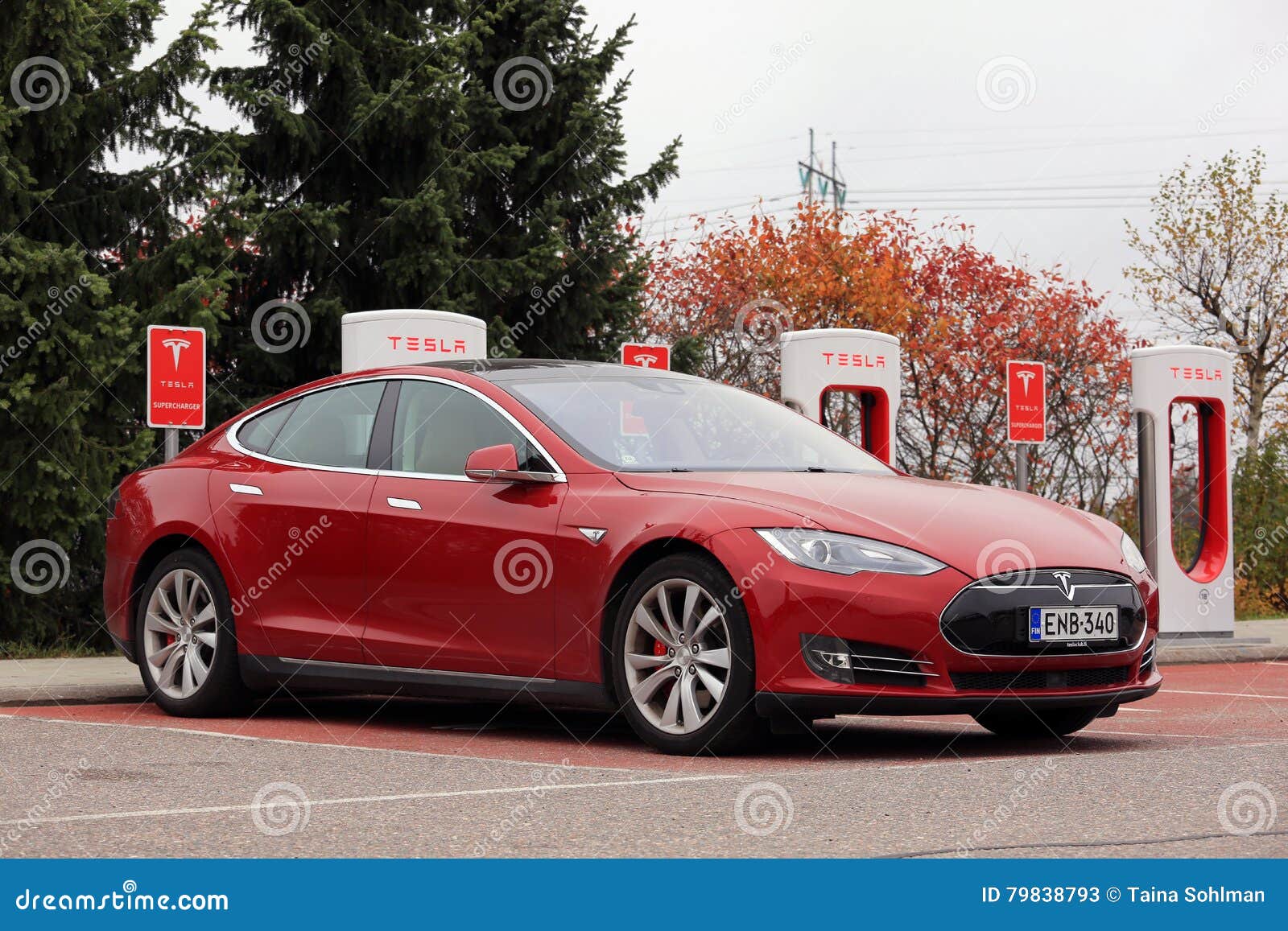 Rode Tesla Models Electric Car Charging Redactionele Stock Foto - Image ...