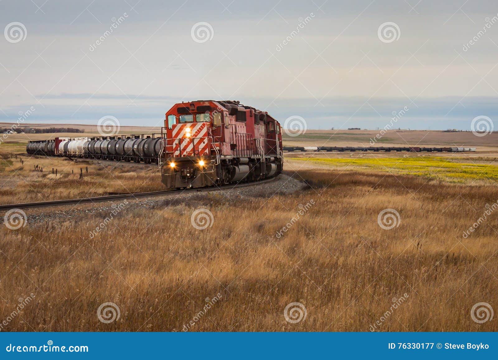 Rode Trein Die Over Prairielandschap Zigzaggen Stock Afbeelding - Image ...