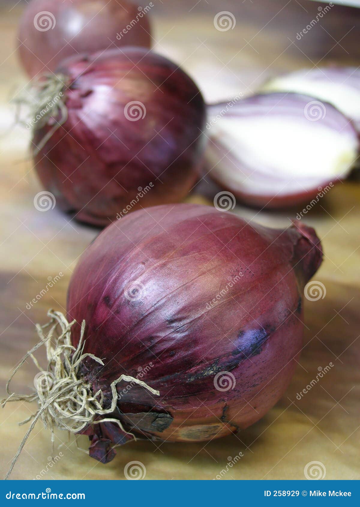 Rode uien 6 stock afbeelding. Image of bijtend, salade - 258929