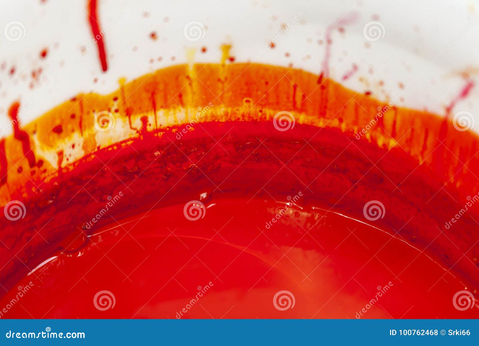 Rode verf in emmer stock foto. Image of groen, ambacht - 100762468