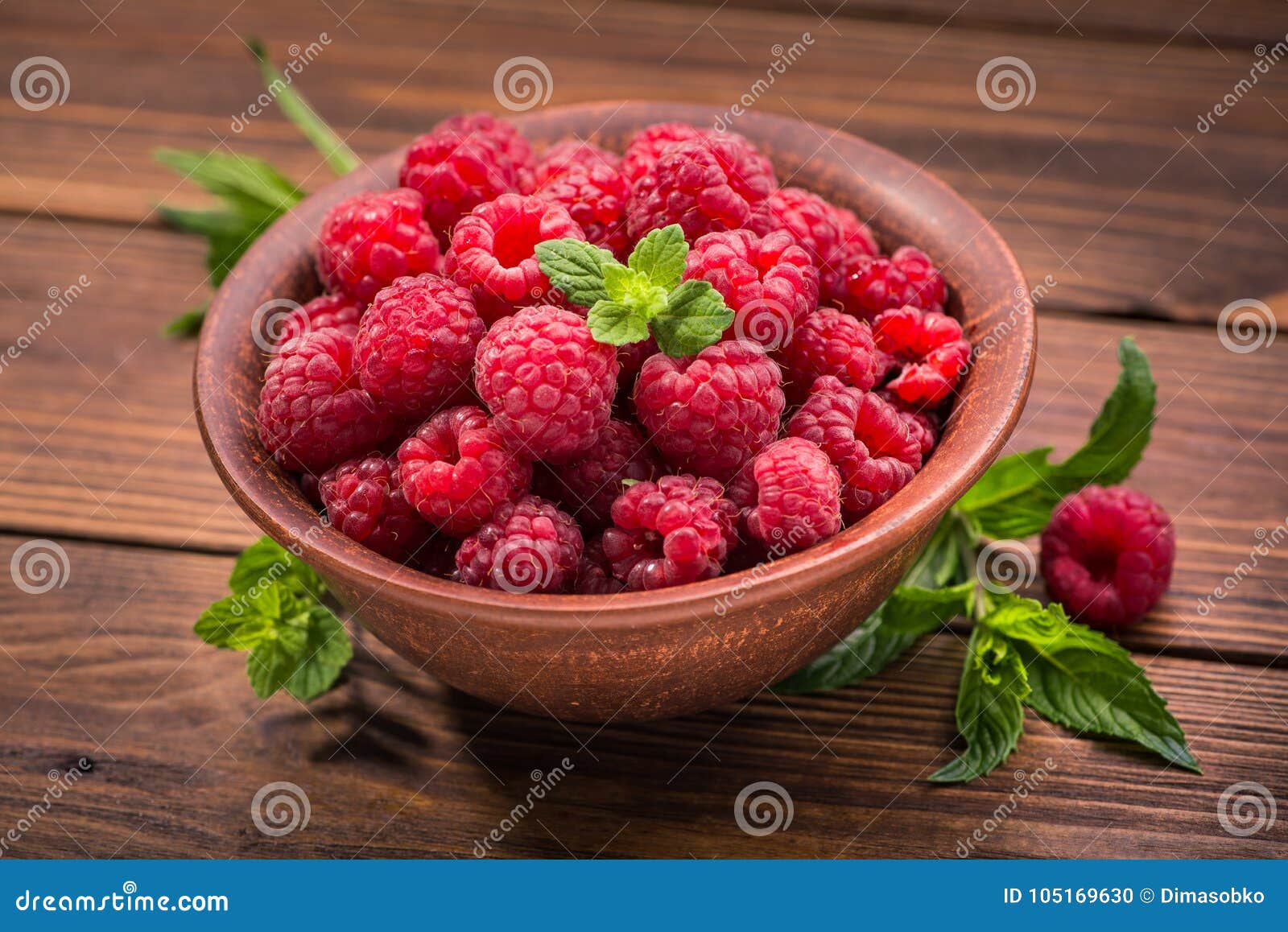 Rode verse frambozen stock foto. Image of organisch - 105169630