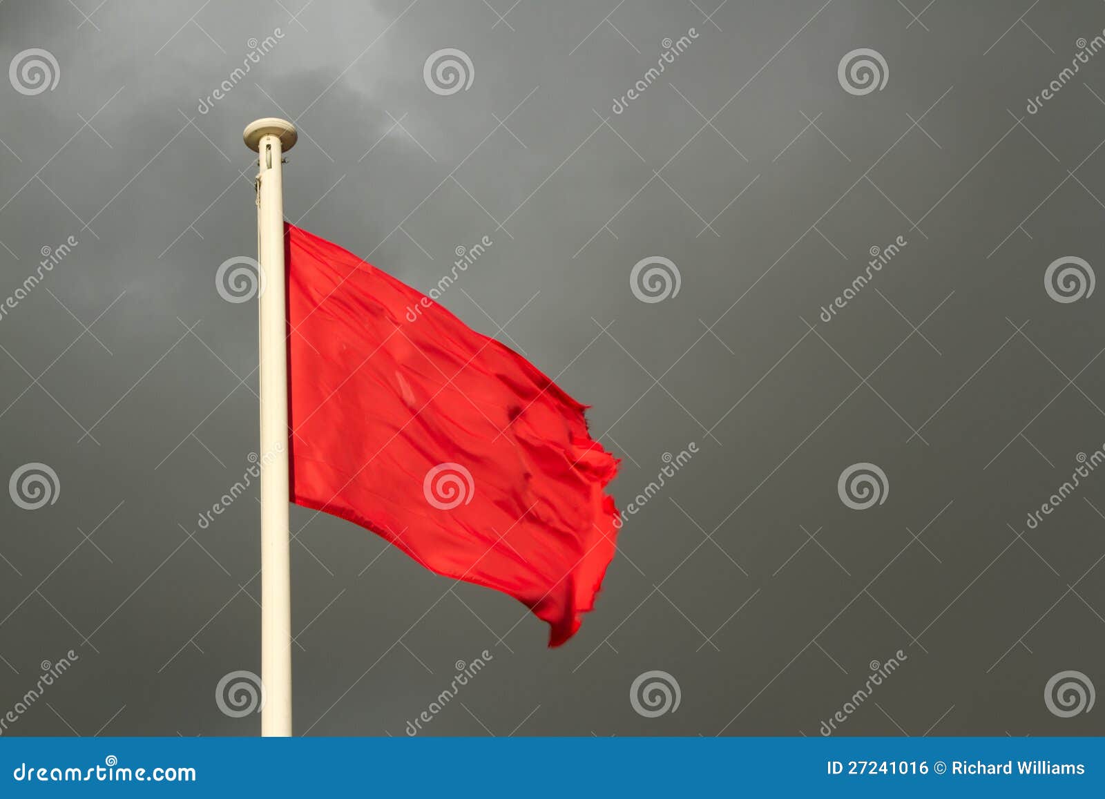 Rode vlag. stock foto. Image of post, wolk, fladderen - 27241016