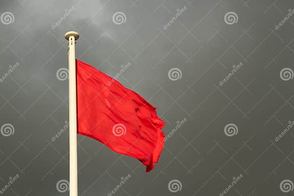 Rode vlag. stock foto. Image of post, wolk, fladderen - 27241016