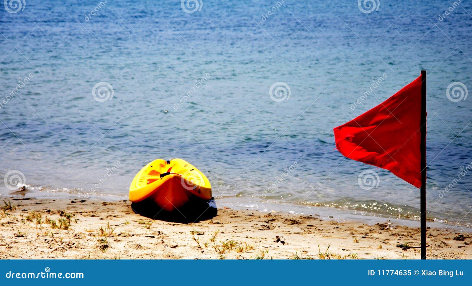 Rode vlag en boot stock afbeelding. Image of geel, overzees - 11774635