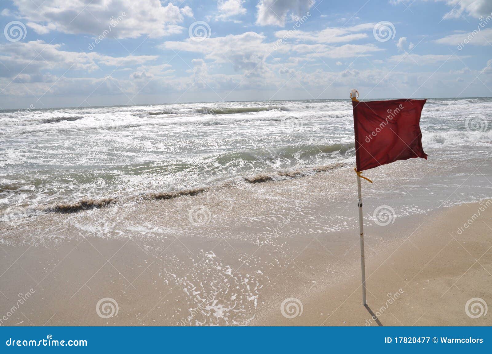 Rode vlag op het strand stock afbeelding. Image of golven - 17820477