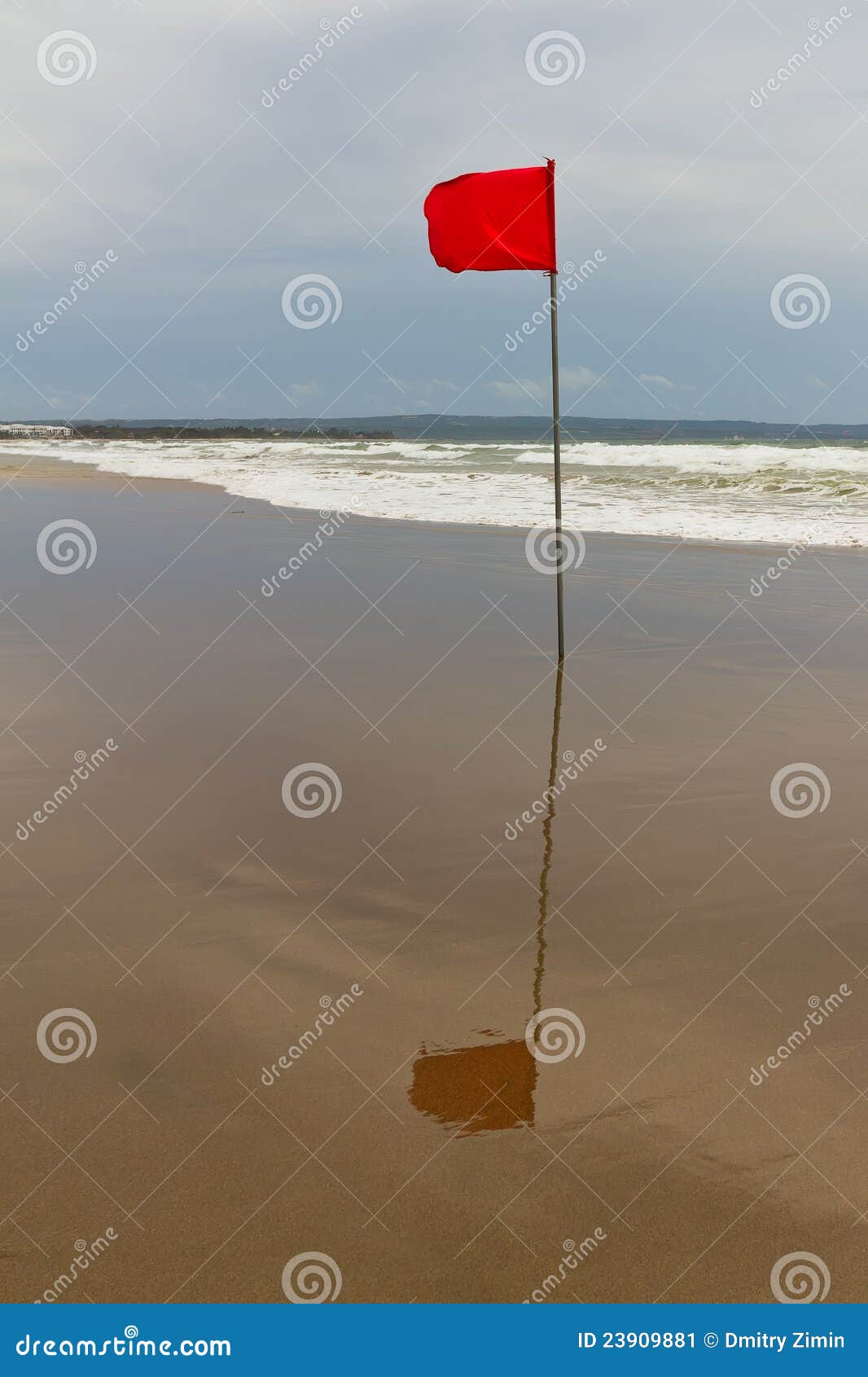 Rode vlag op het strand stock afbeelding. Image of aandacht - 23909881