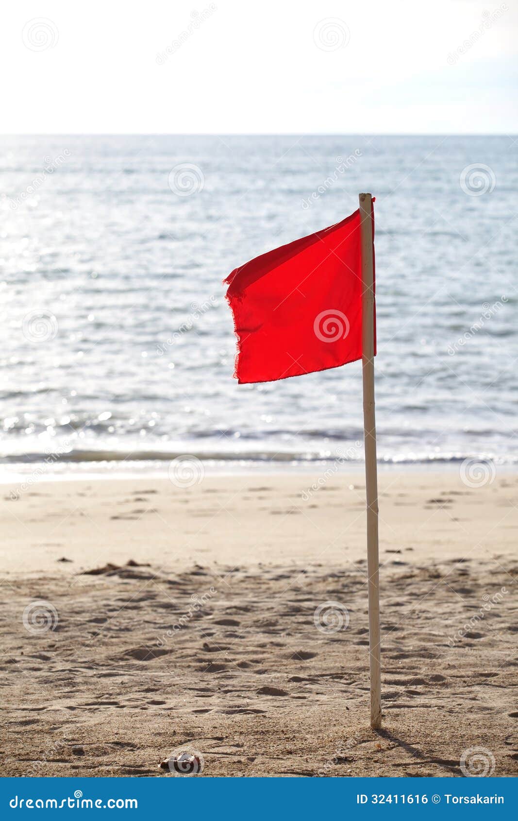 Rode vlag op het strand stock foto. Image of redding - 32411616