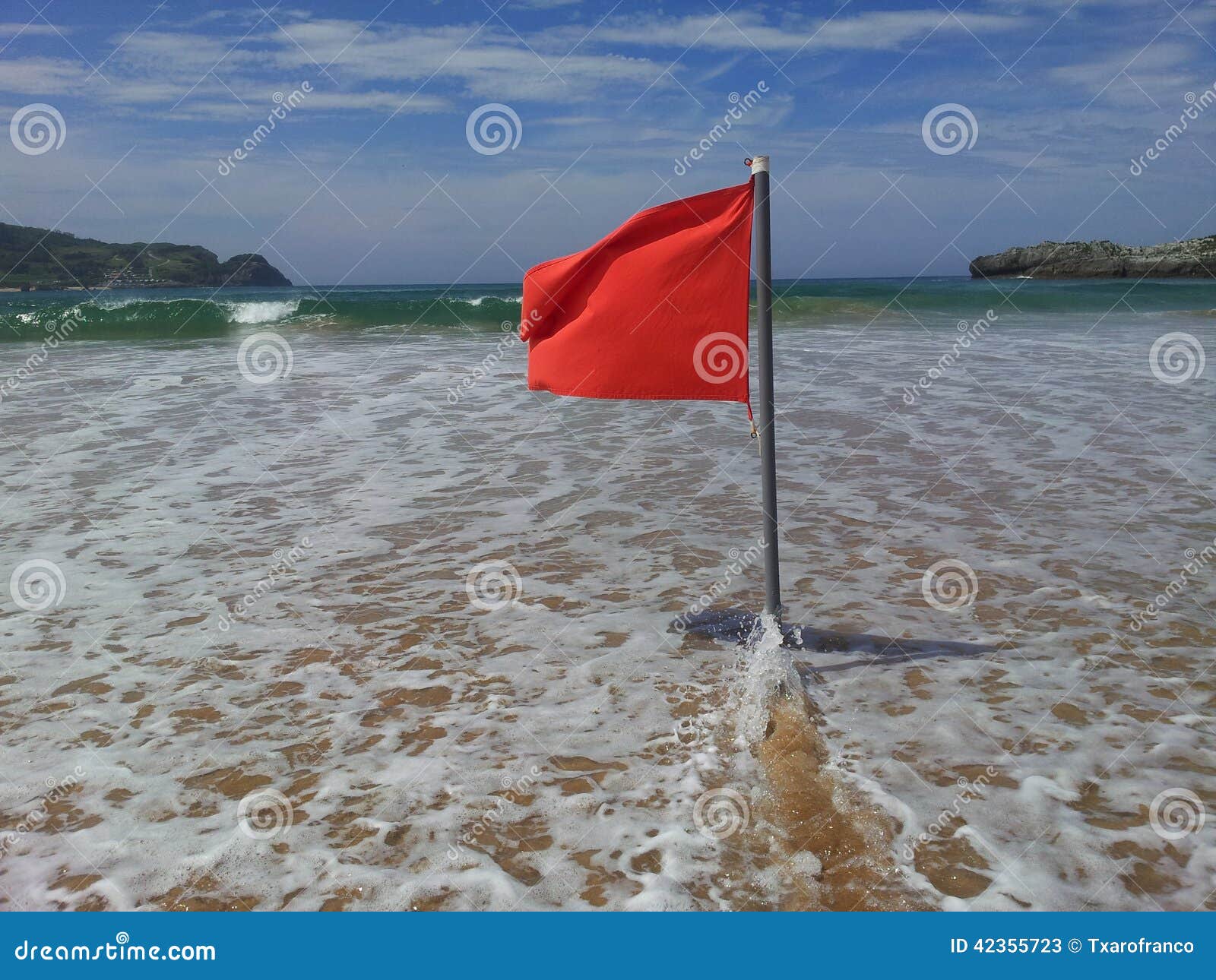 Rode vlag op het strand stock afbeelding. Image of golf - 42355723