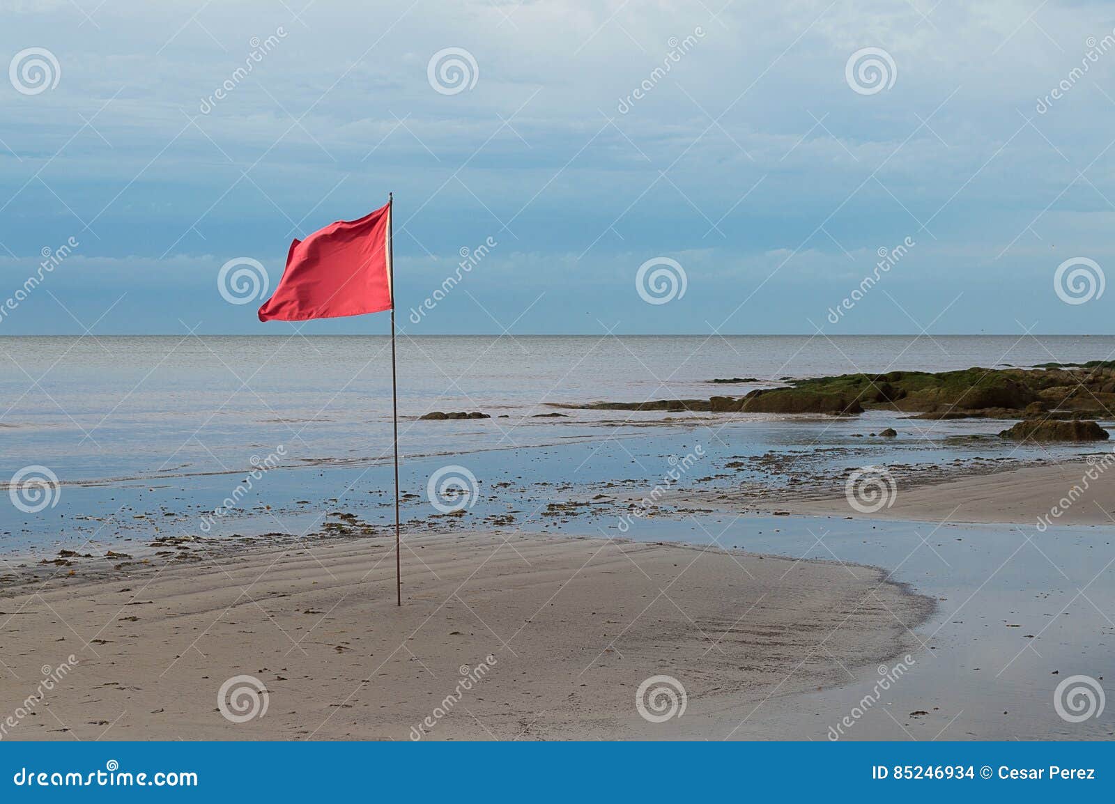Rode vlag op het strand stock foto. Image of rotsen, beeld - 85246934
