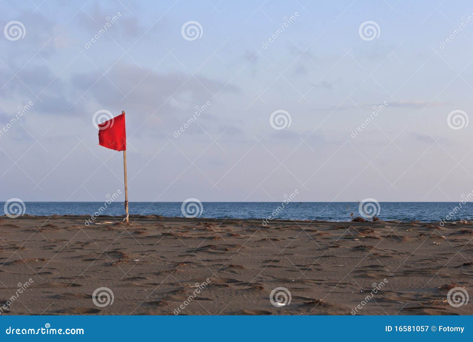 Rode vlag op strand stock afbeelding. Image of ligging - 16581057