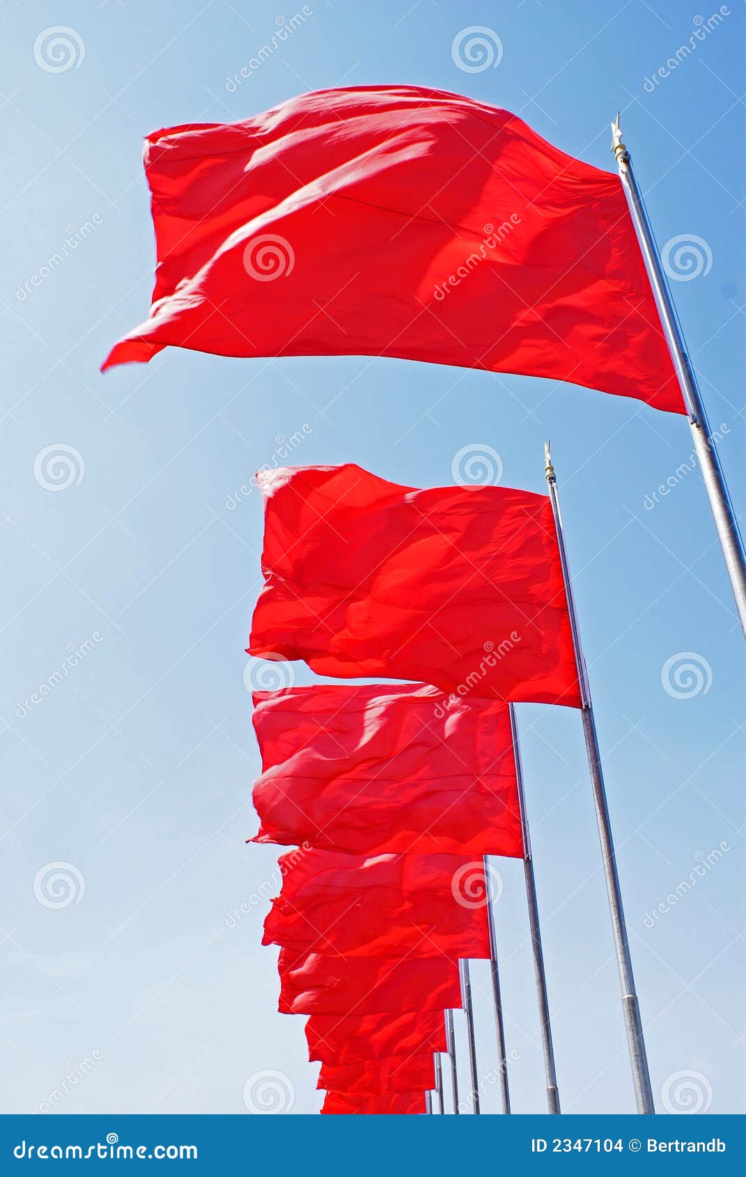 Rode vlaggen, gele sterren stock foto. Image of stof, blauw - 2347104
