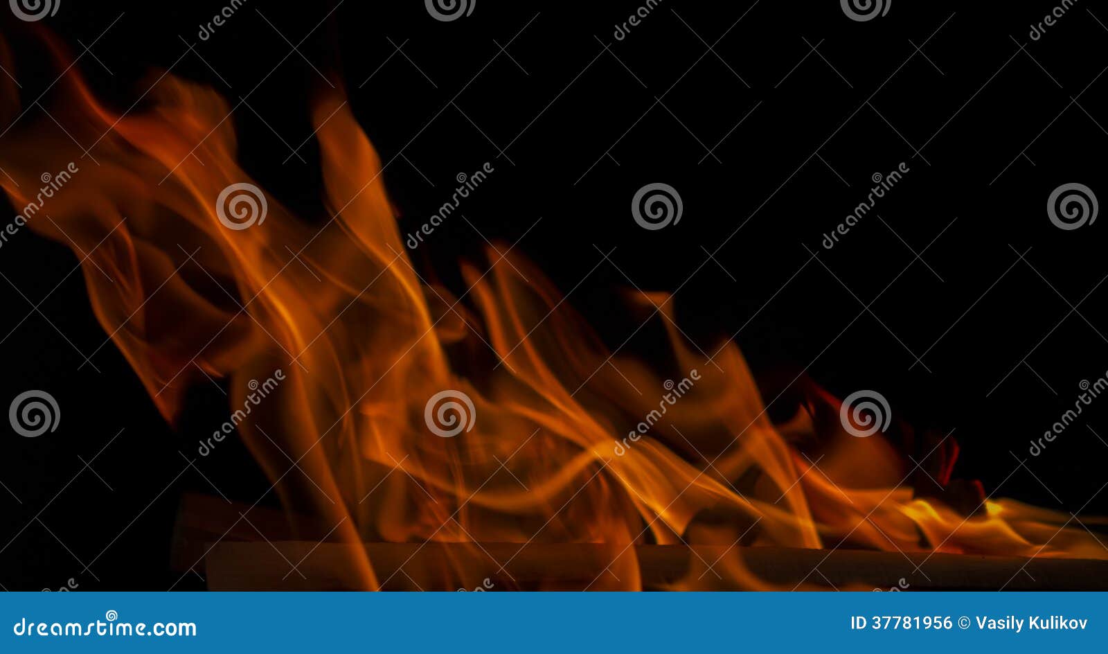 Rode vlam stock foto. Image of verbranding, hout, achtergronden - 37781956