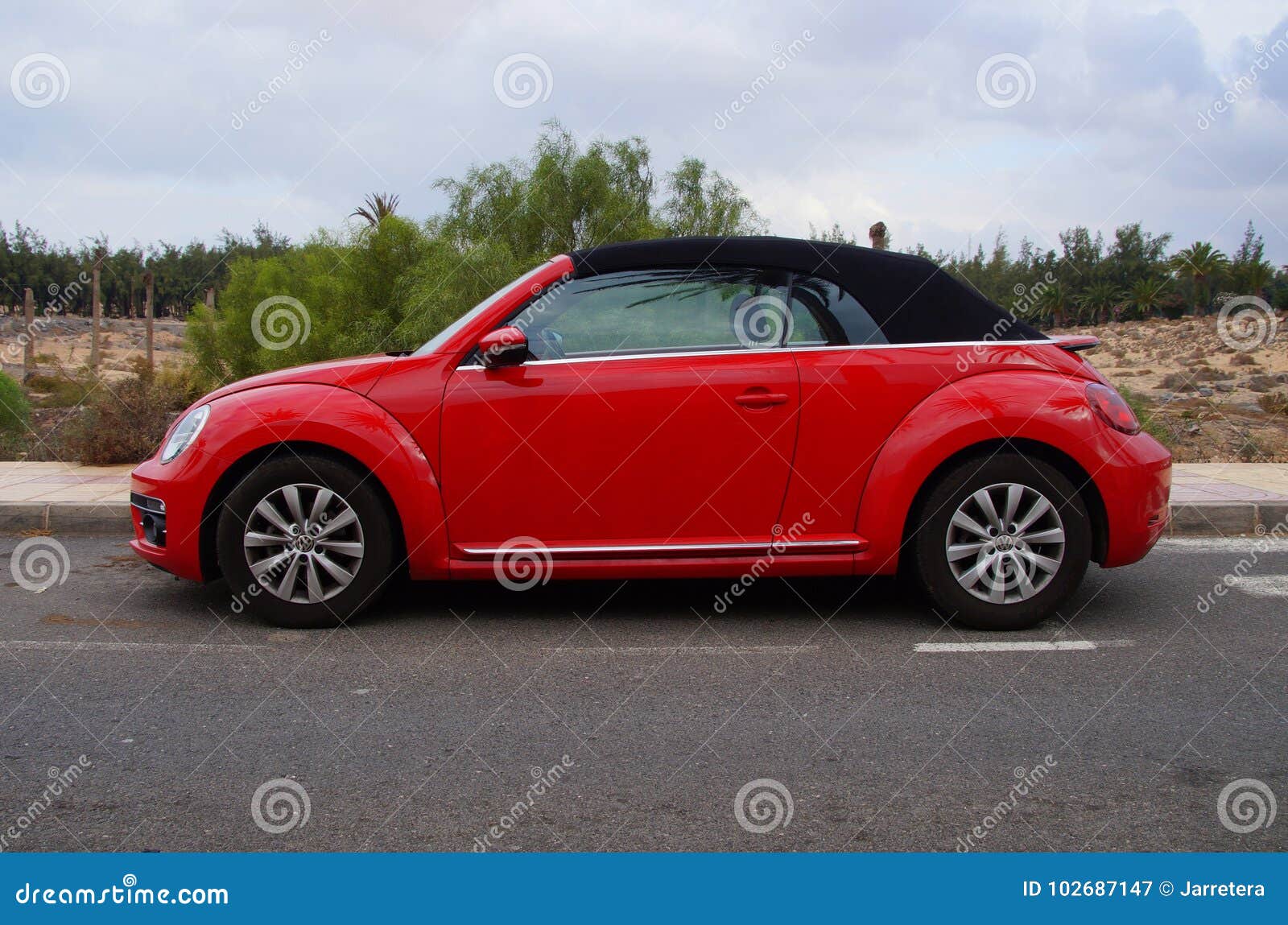 Rode Volkswagen Beetle-cabrio Redactionele Fotografie - Image of rood ...