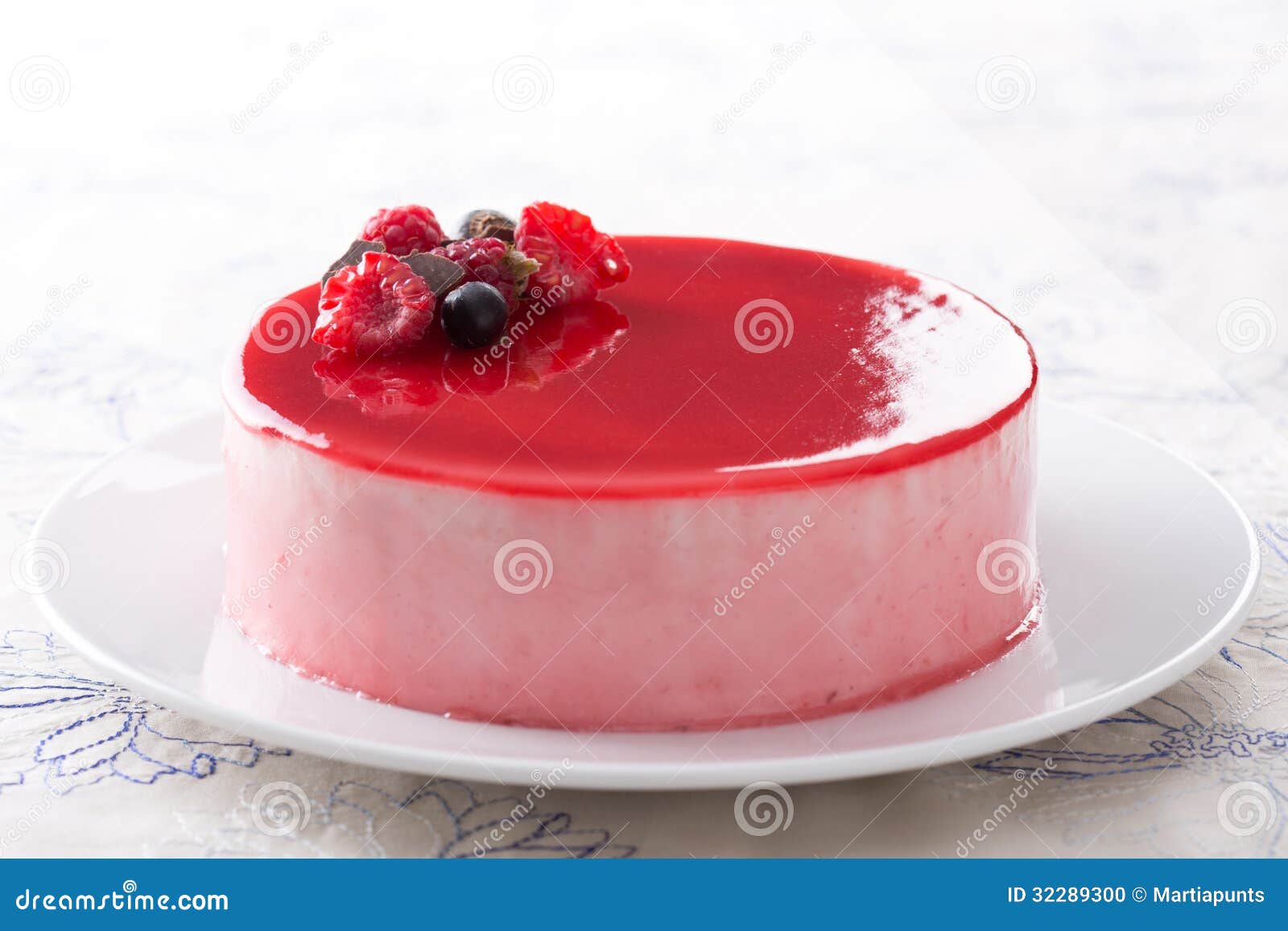 Rode Vruchten Mousse Op Een Schotel Stock Foto - Image of braambes ...