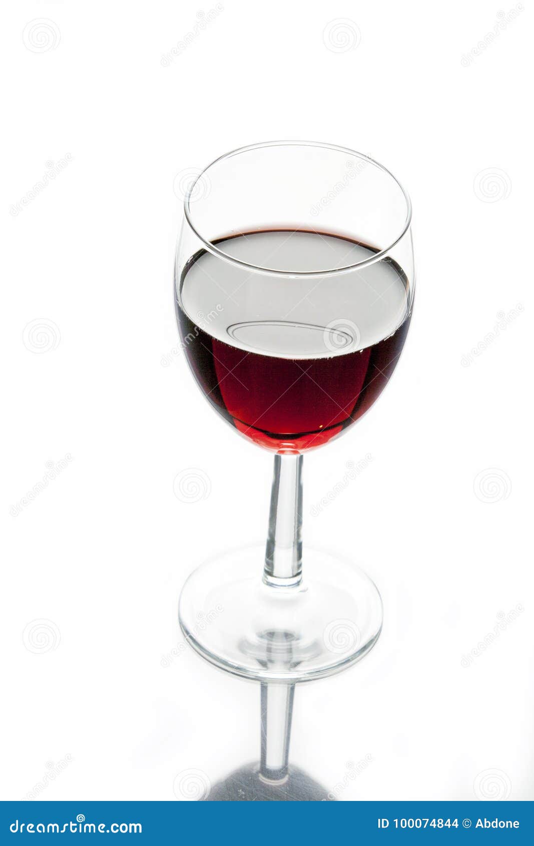 Rode wijn in een glas stock foto. Image of rood, luxe - 100074844