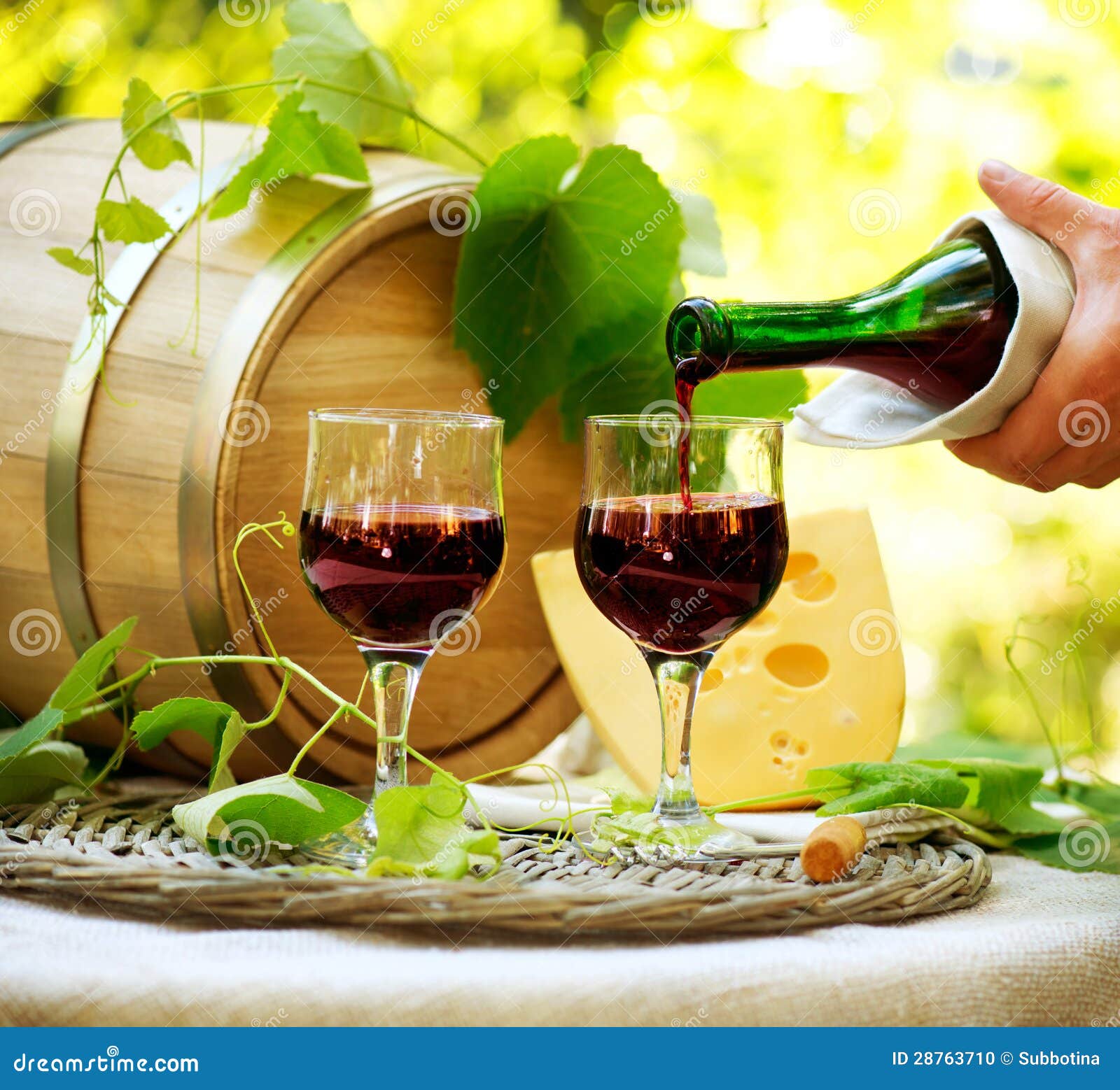 Rode Wijn en Kaas stock foto. Image of oogst, lunch, wijnstok - 28763710