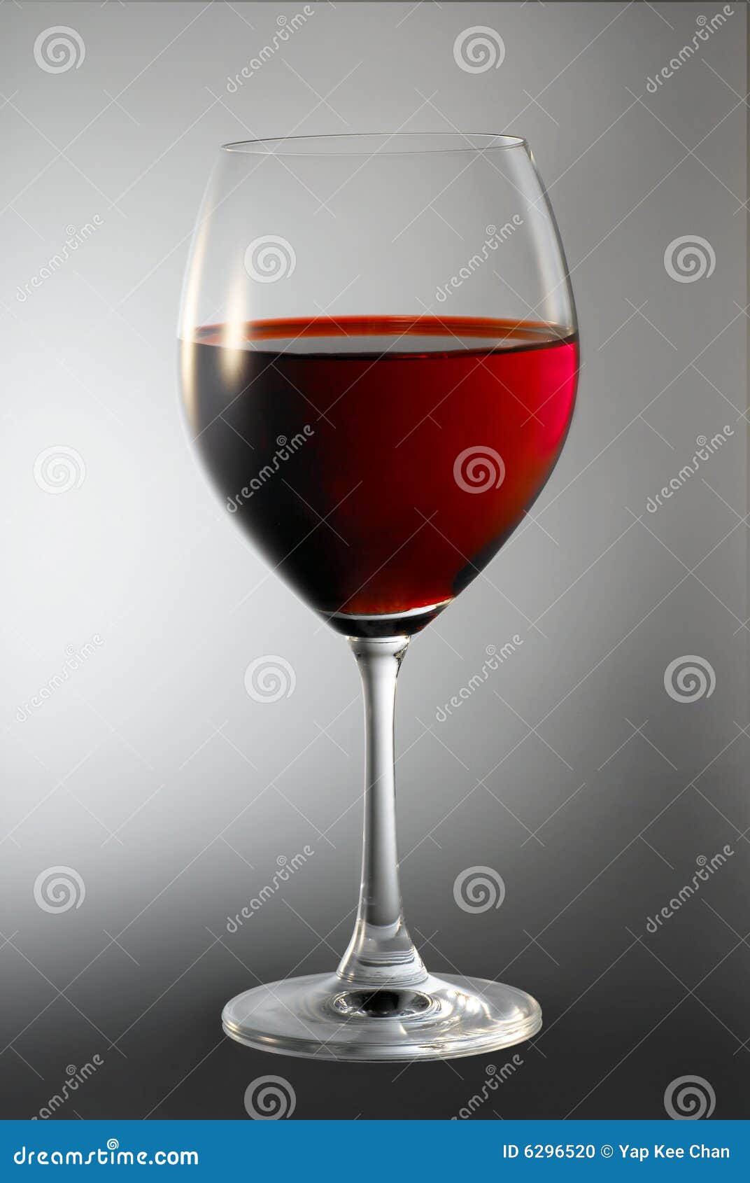 Rode wijn in glas stock foto. Image of elegant, duur, enkelvoudig - 6296520