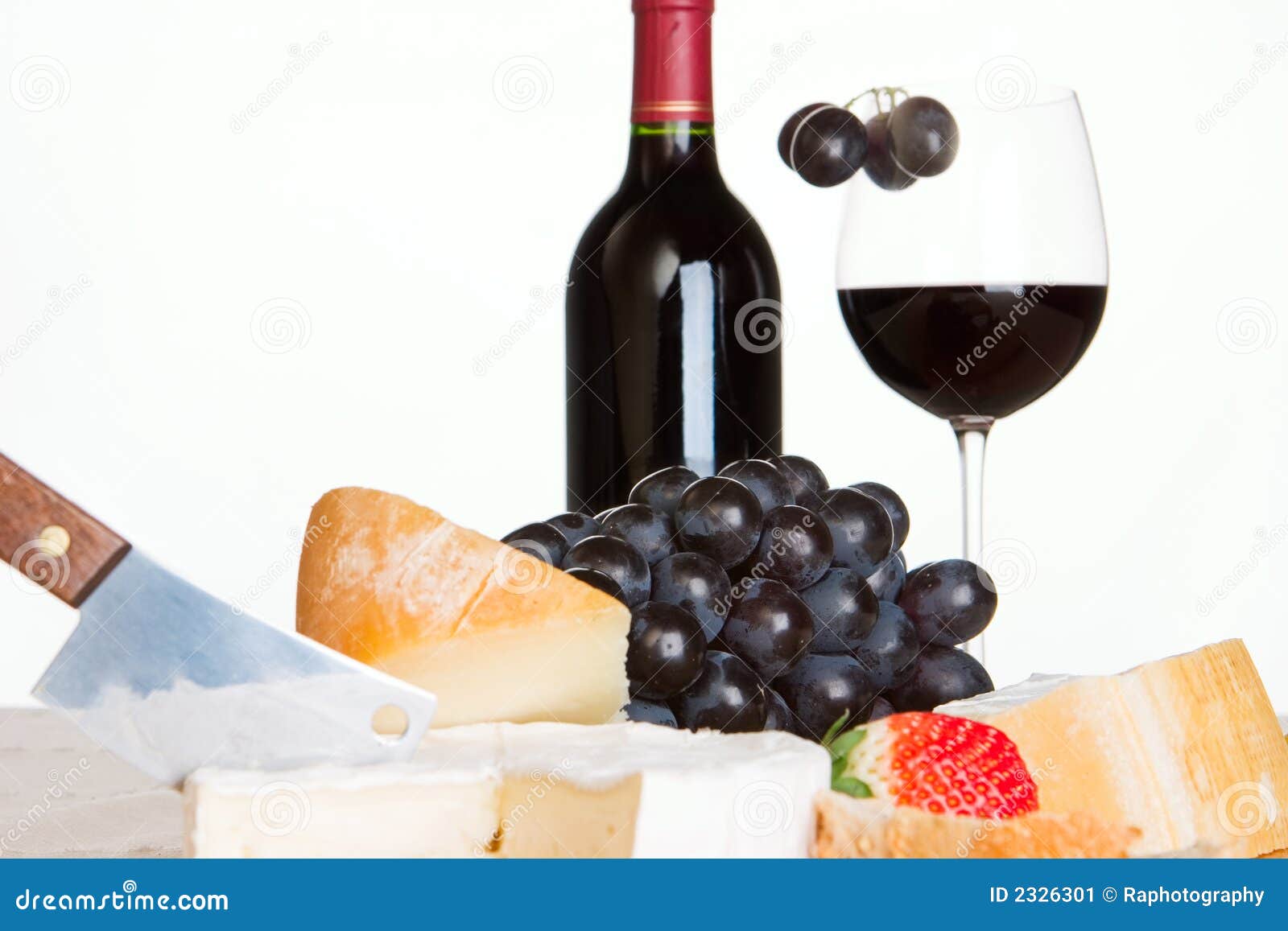 Rode wijn, kaas en druiven stock afbeelding. Image of gouda - 2326301