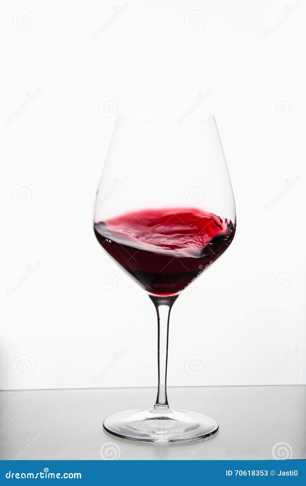 Rode wijnglas stock afbeelding. Image of glas, fles, drank - 70618353