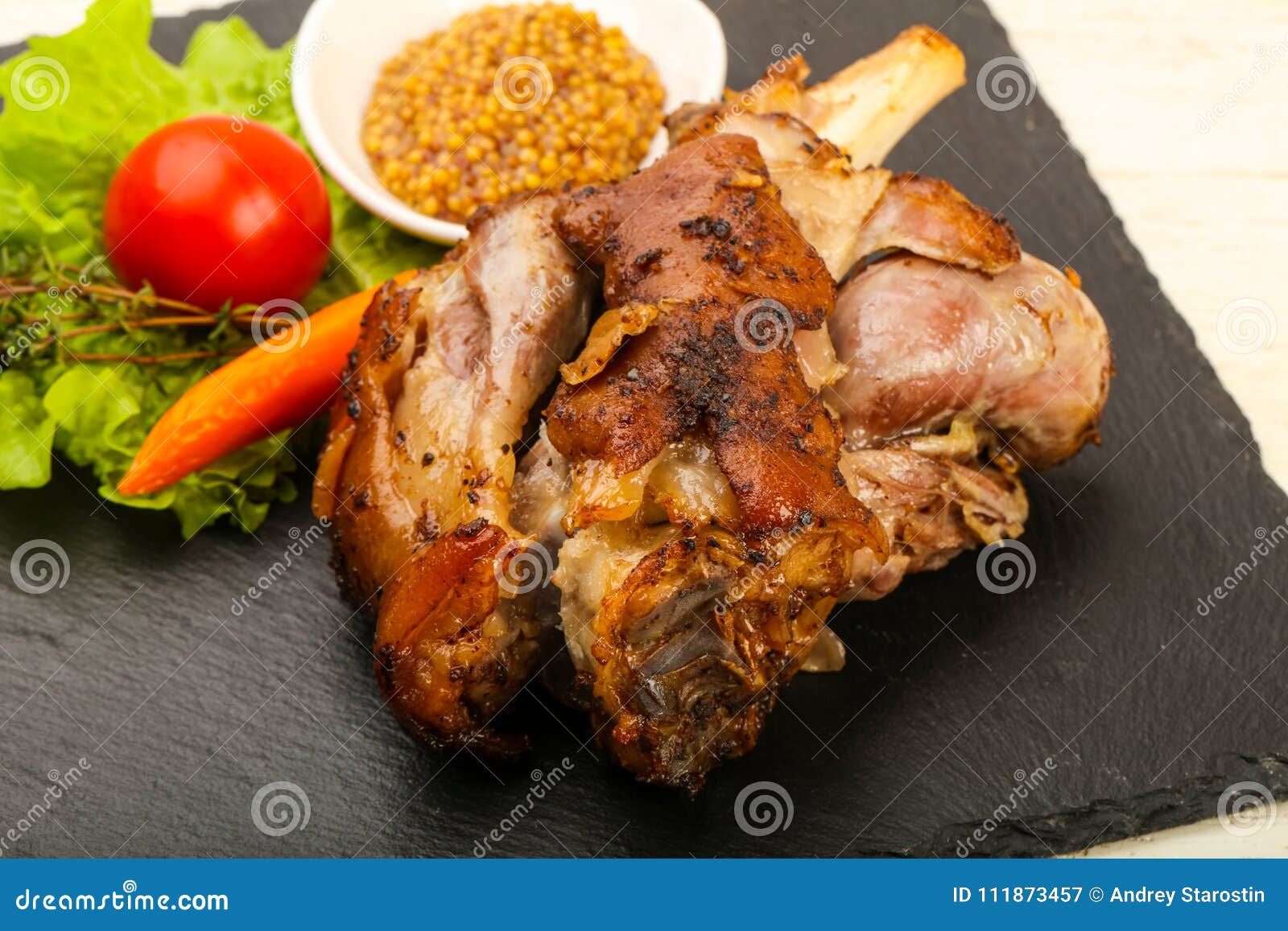 Rodilla asada del cerdo imagen de archivo. Imagen de comer - 111873457