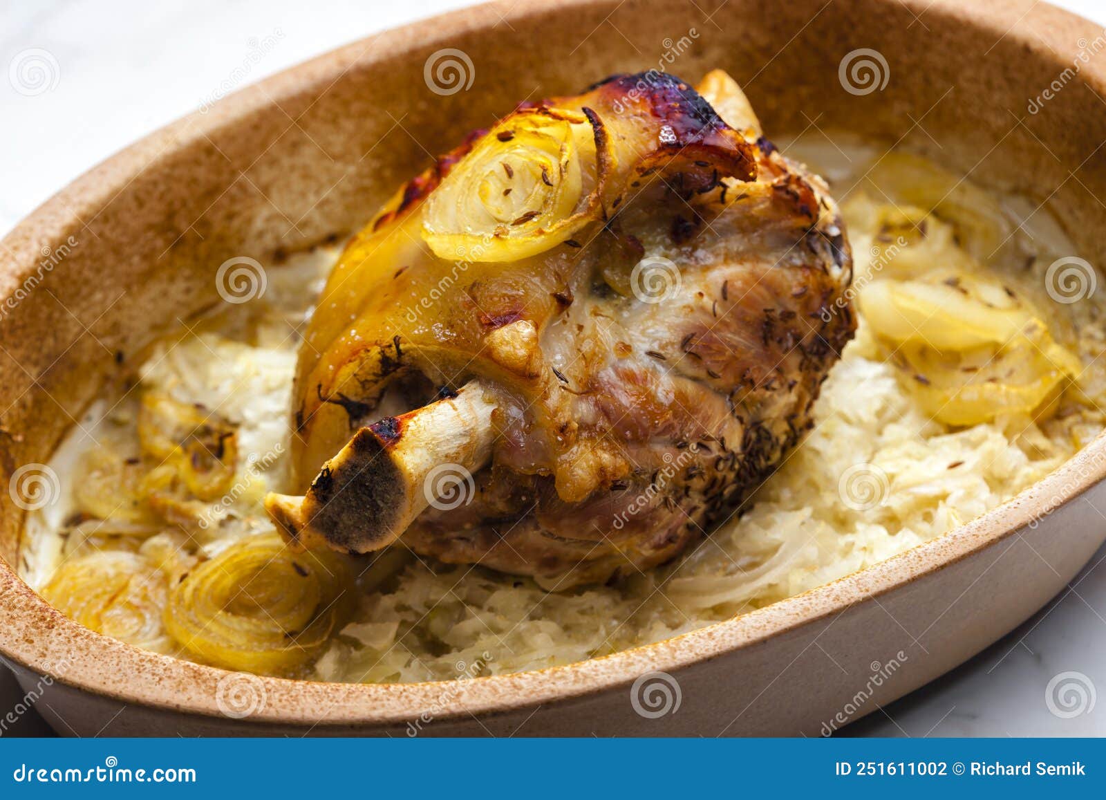 Rodilla De Cerdo Cocida Con Cebolla Foto de archivo - Imagen de ...