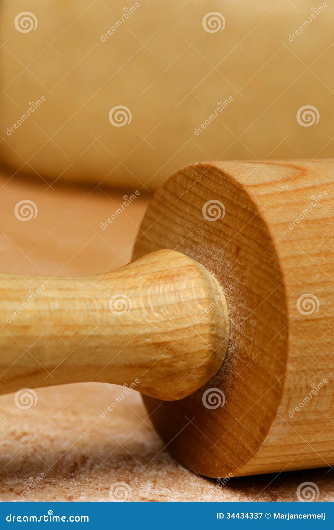Rodillo De Madera Con Pasta En La Tabla Imagen de archivo - Imagen de ...
