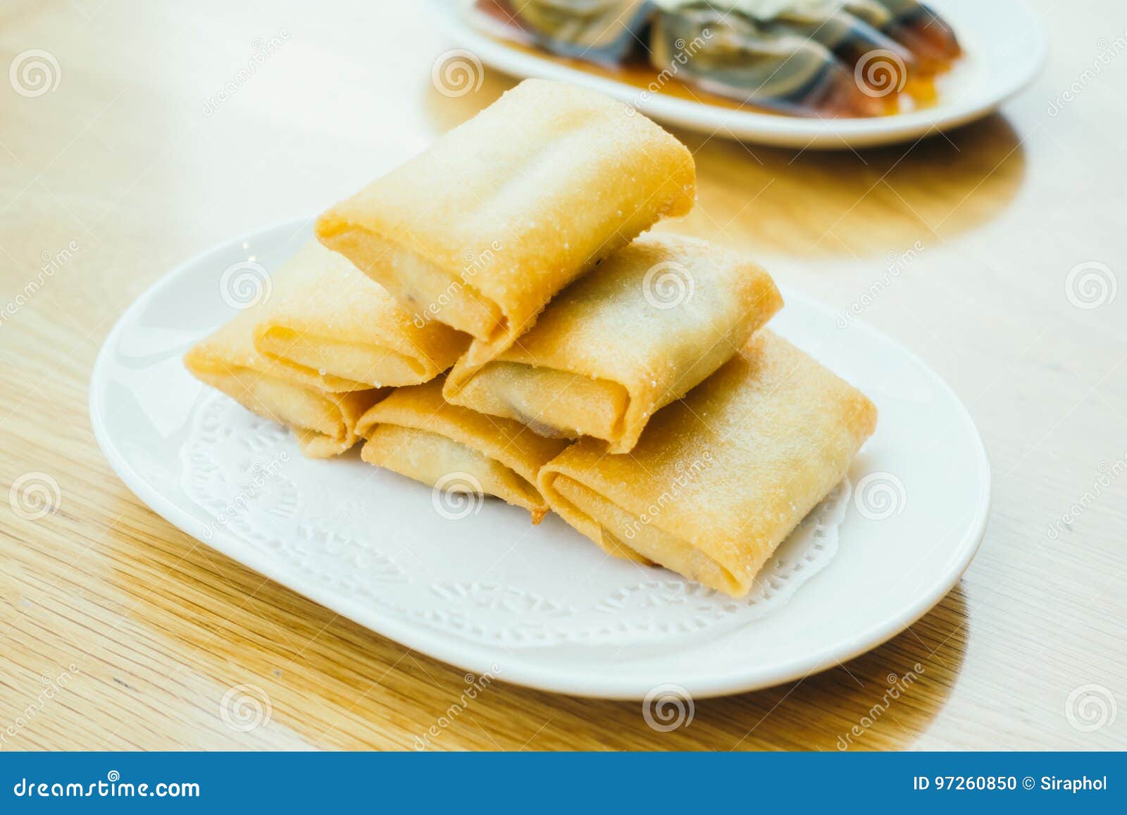 Rodillo de resorte frito foto de archivo. Imagen de fondo - 97260850