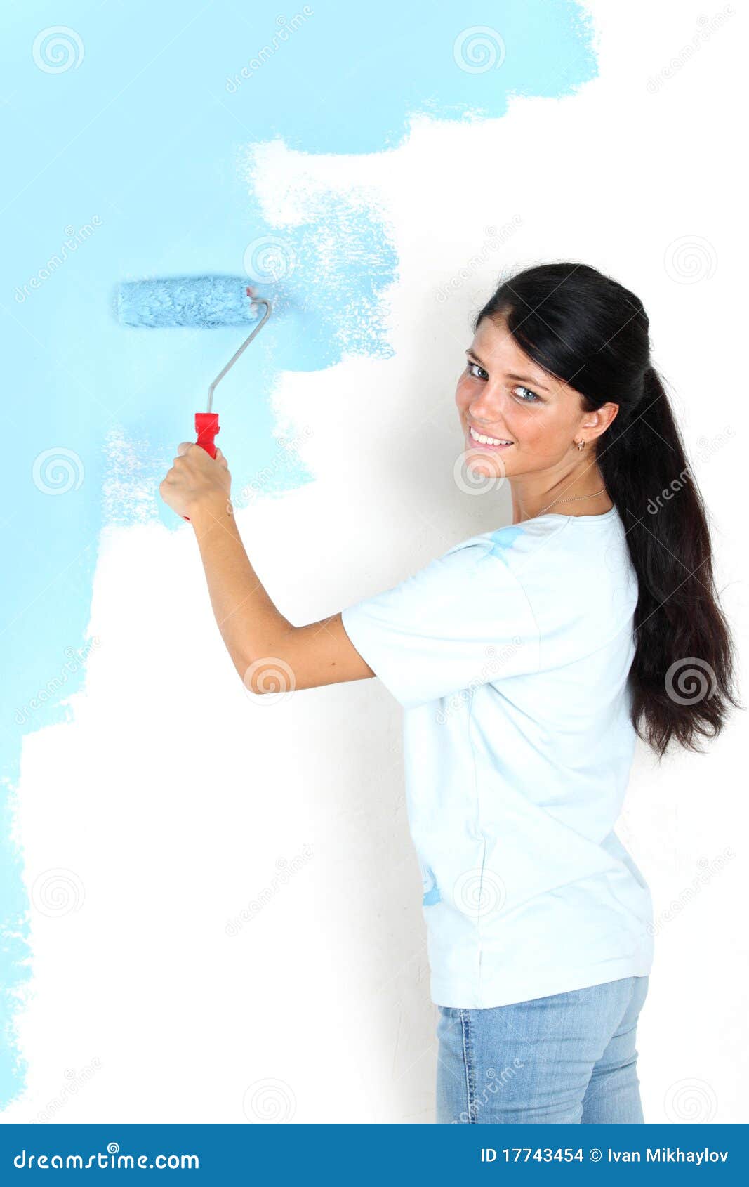 Rodillo En Mano De La Mujer Foto de archivo - Imagen de herramienta ...