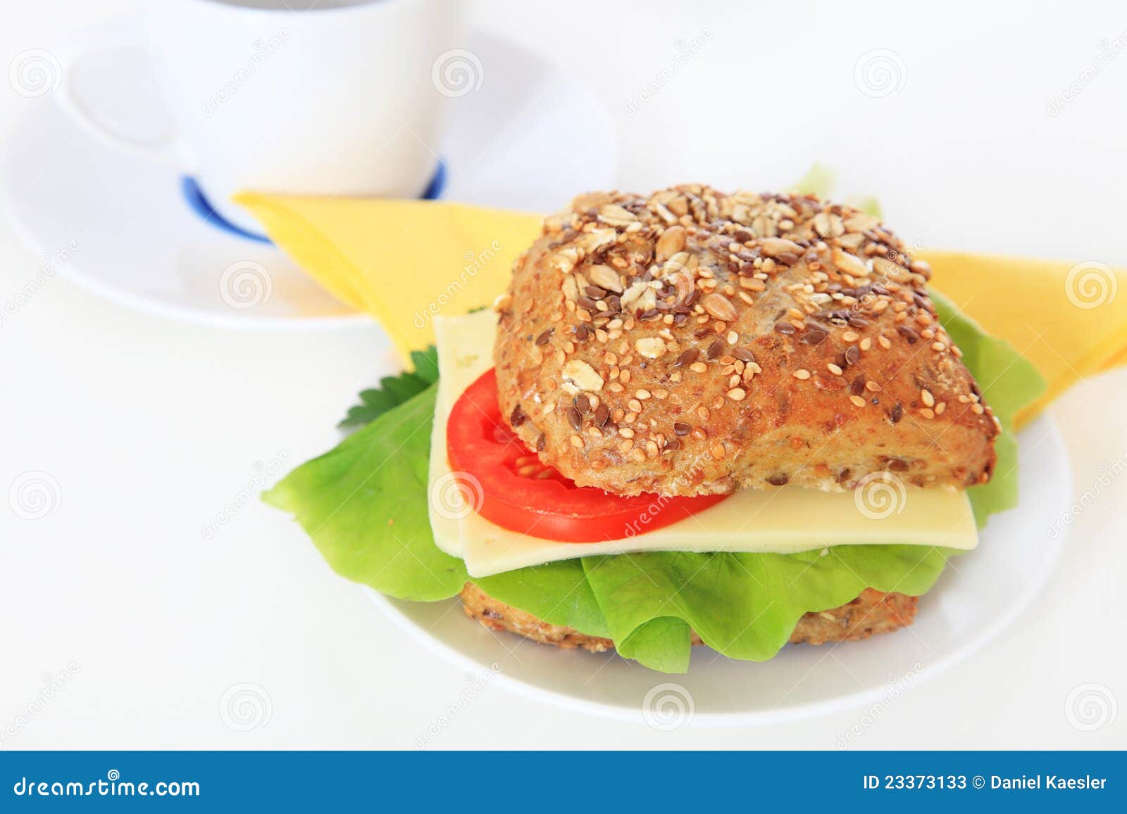 Rodillo integral con queso imagen de archivo. Imagen de café - 23373133