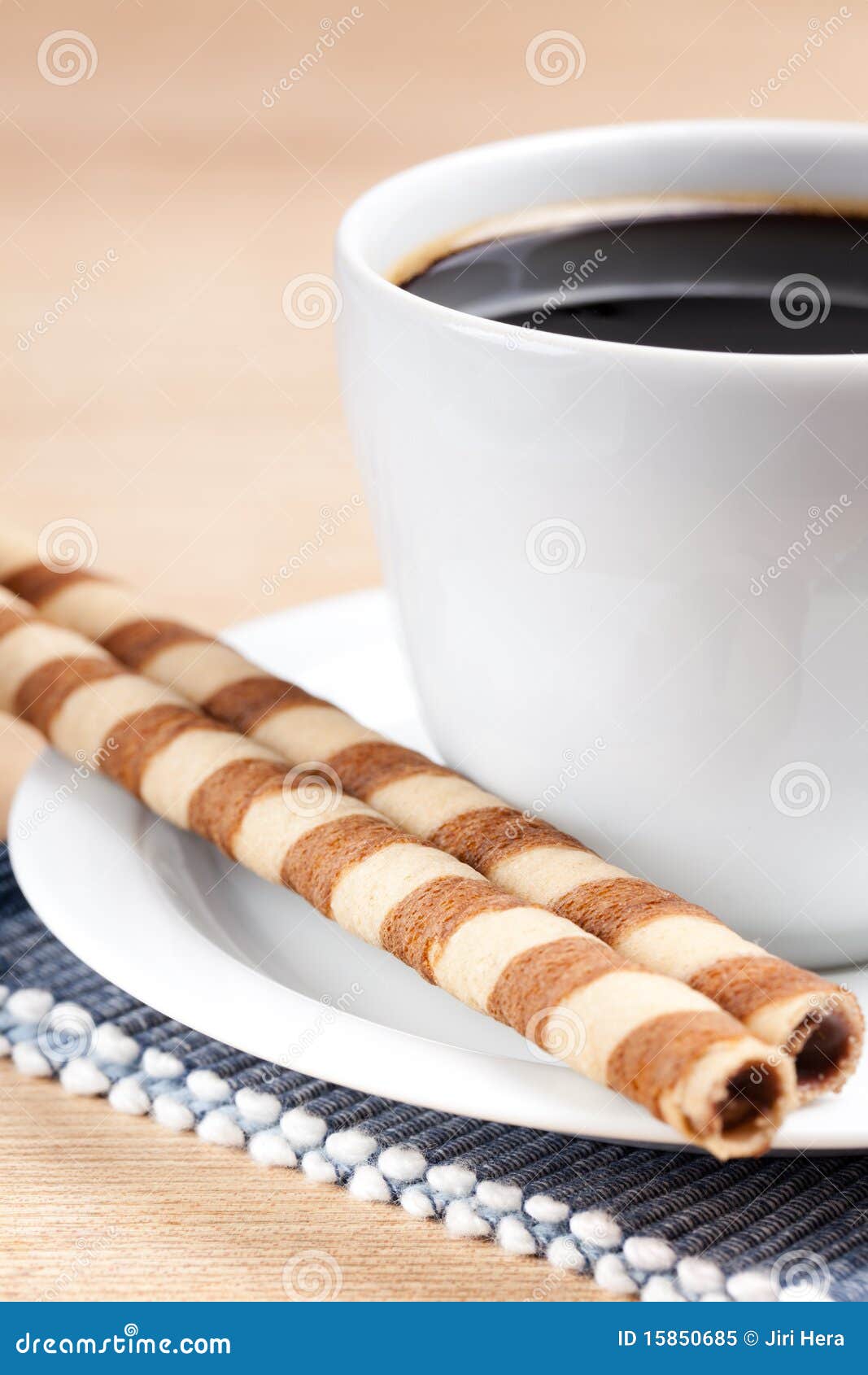 Rodillos y taza de café imagen de archivo. Imagen de detalle - 15850685