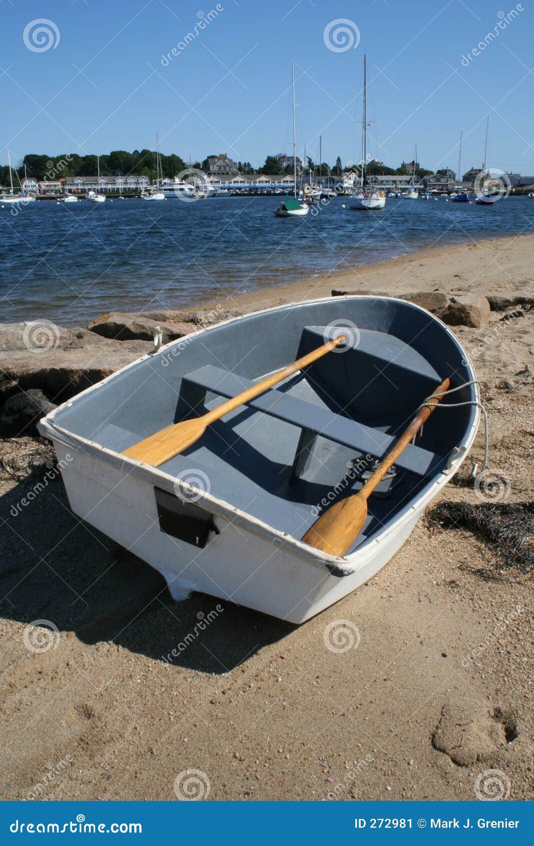 Roeiboot stock afbeelding. Image of nearsighted, waterkant - 272981