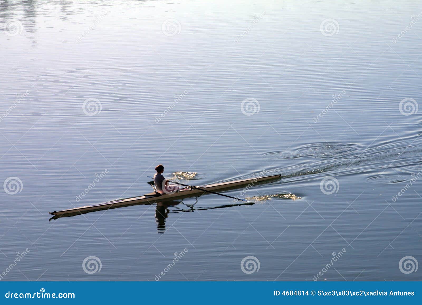 Roeiboot stock foto. Image of meer, minimaal, bezinning - 4684814