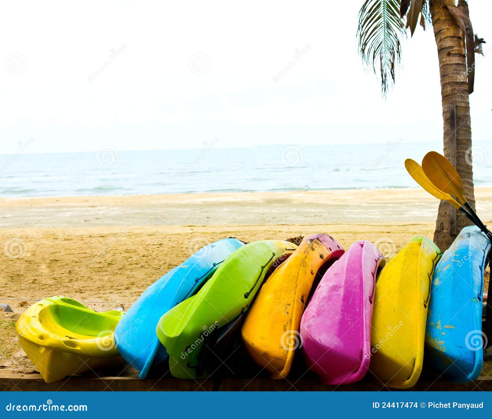 Roeiboot op het strand stock foto. Image of overzees - 24417474